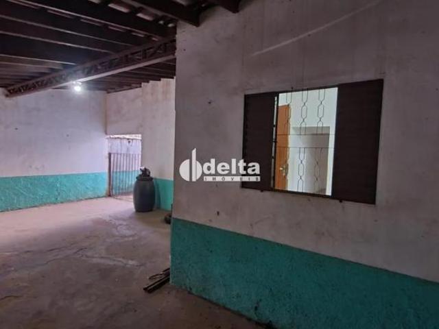Casa com 3 quartos sendo 1 suíte disponível para venda no bairro Segismundo Pereira em Uberlândia MG