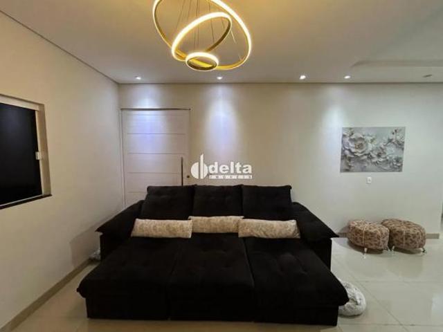 Casa com 3 quartos sendo 1 suíte disponível para venda no Bairro Shopping Park em Uberlândia MG