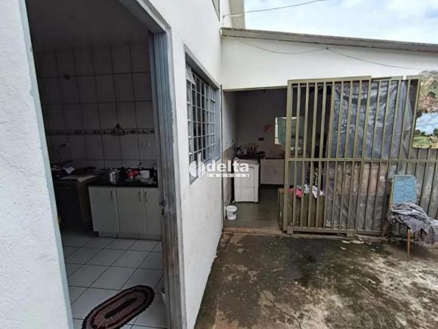 Casa com 3 quartos sendo 1 suíte disponível para venda no Bairro Tibery em Uberlândia MG