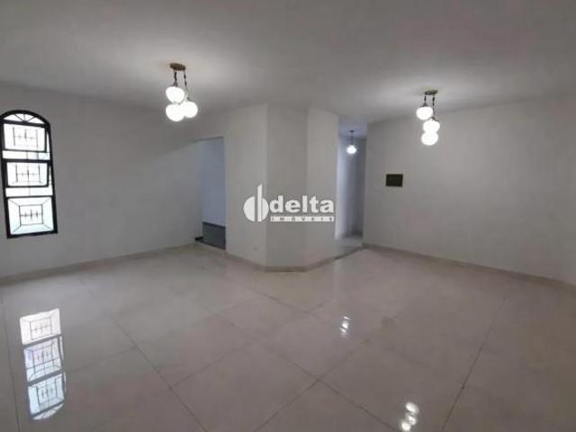 Casa com 3 quartos, sendo 1 suíte, disponível para venda no bairro Vigilato Pereira em Uberlândia