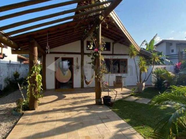 Casa com 3 quartos SENDO 1 SUÍTE e 360 m² à venda em Capricórnio III