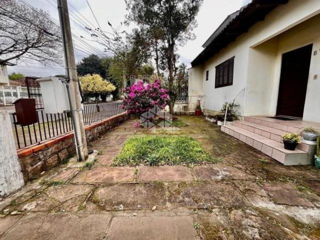 Casa com 3 quartos sendo 1 suíte mais 2 banheiros, com outra casa de 1 quarto e 1 banheiro nos fundo