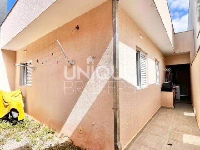 Casa com 3 quartos, sendo 1 suíte, no Residencial Santa Giovana