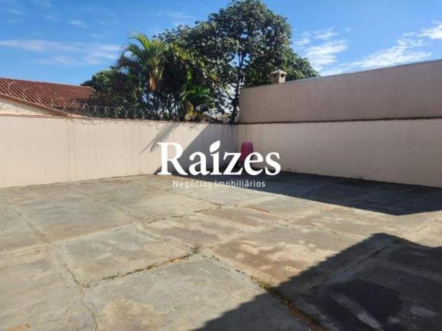 Casa com 3 quartos sendo 1 suíte no Santa Monica