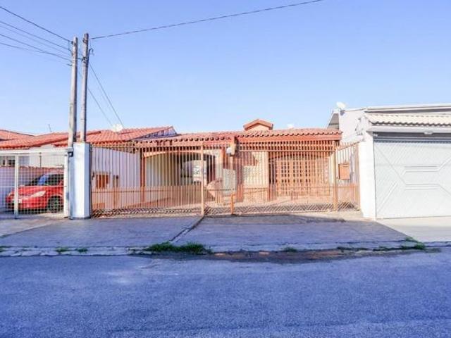 Casa com 3 quartos, sendo 1 suíte, piscina garagem com 4 vagas