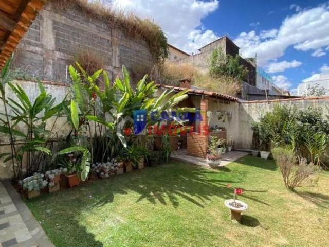 Casa com 3 quartos, sendo 1 suíte, terreno de 432 m², bairro Cidade Jardim