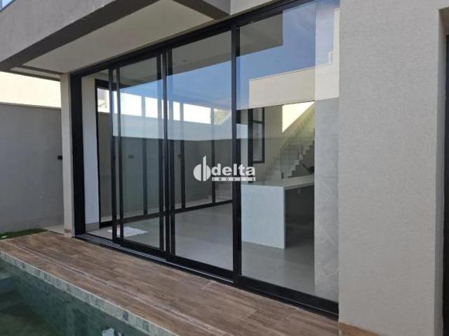 Casa com 3 quartos sendo 2 suíte, disponível para venda em Uberlândia MG