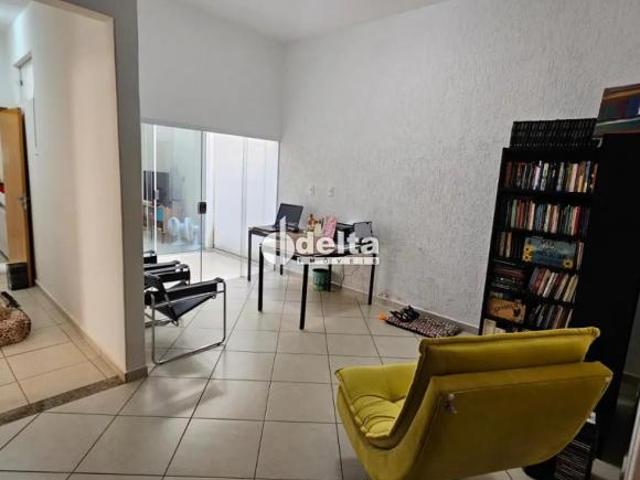 Casa com 3 quartos sendo 2 suíte disponível para venda no bairro Cidade Jardim em Uberlândia MG
