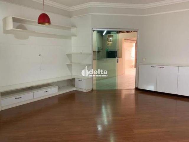 Casa com 3 quartos sendo 2 suíte disponível para venda no bairro Jardim Karaíba em Uberlândia MG