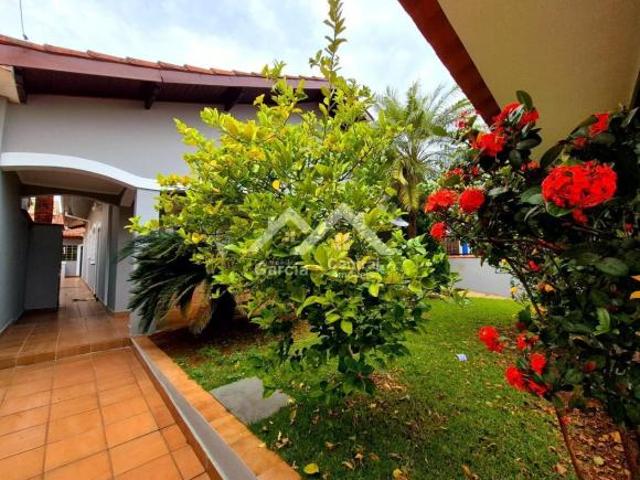 Casa com 3 quartos sendo 2 suítes com edícula