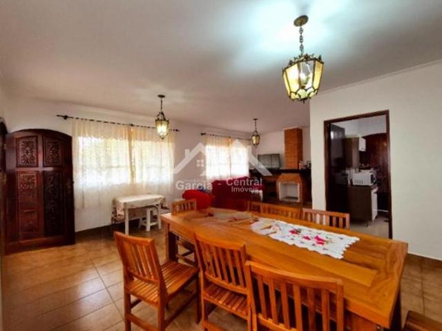 Casa com 3 quartos sendo 2 suítes com edícula