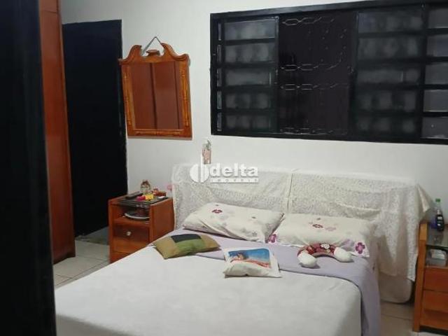 Casa com 3 quartos sendo 2 suítes disponível para venda no bairro Cidade Jardim em Uberlândia MG