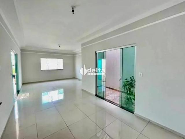 Casa com 3 quartos sendo 2 suítes disponível para venda no bairro Jardim Botânico em Uberlândia MG