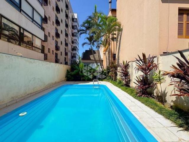 Casa com 3 quartos, sendo 2 suítes, no bairro Auxiliadora