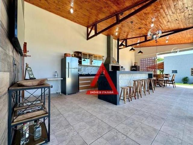 Casa com 3 quartos sendo 2 suítes uma com banheira de hidromassagem e cromoterapia, área gourmet com
