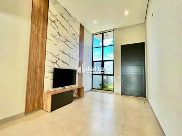 Casa com 3 quartos sendo suíte disponível para Locação e venda no bairro Granada em Uberlândia MG