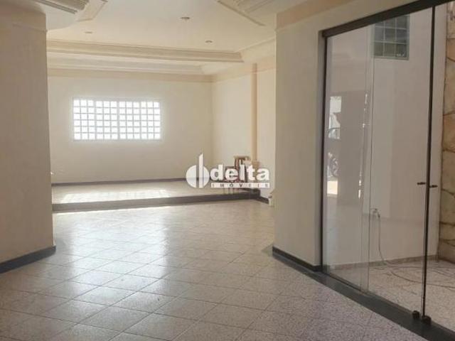 Casa com 3 quartos sendo suíte disponível para venda no bairro Vigilato Pereira em Uberlândia MG