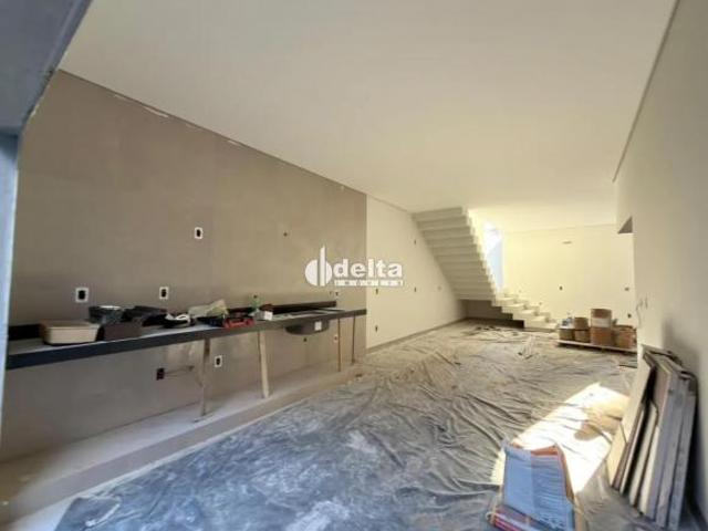 Casa com 3 quartos sendo suíte disponível para venda no bairro Alto Umuarama em Uberlândia MG