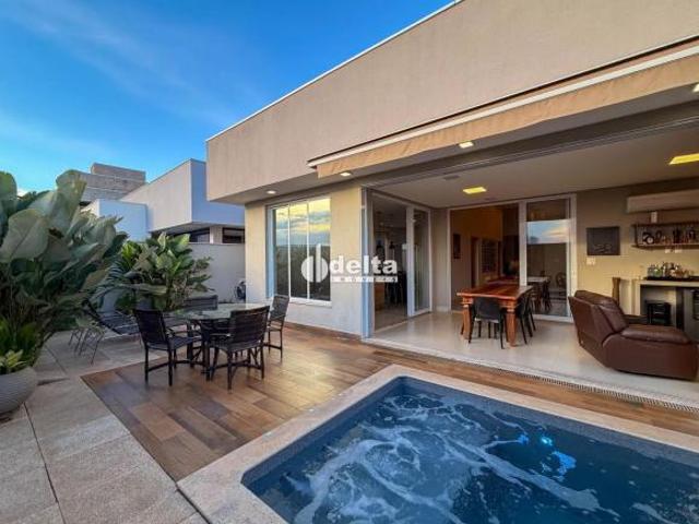 Casa com 3 quartos sendo suíte disponível para venda no bairro Granja Marileusa em Uberlândia MG