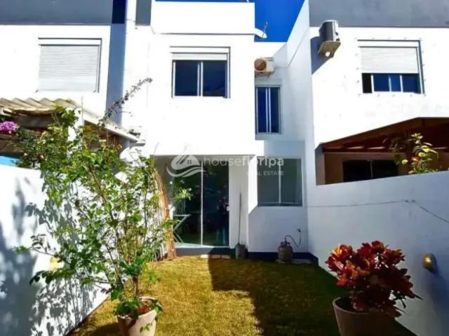 Casa com 3 quartos, suíte, quintal e 2 vagas de garagem, a apenas 200 metros da praia no Campeche –