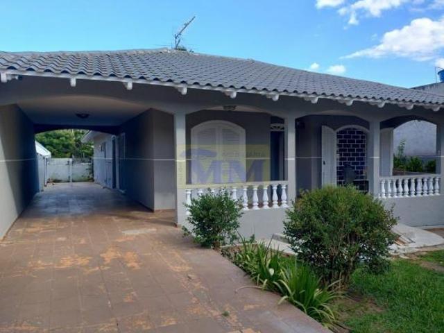 Casa com 3 Quartos, Suíte e Amplo Terreno Arborizado – Segurança e Conforto