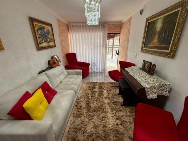 CASA COM 3 QUARTOS, SUITE E EDICULA COM CHURRASQUEIRA