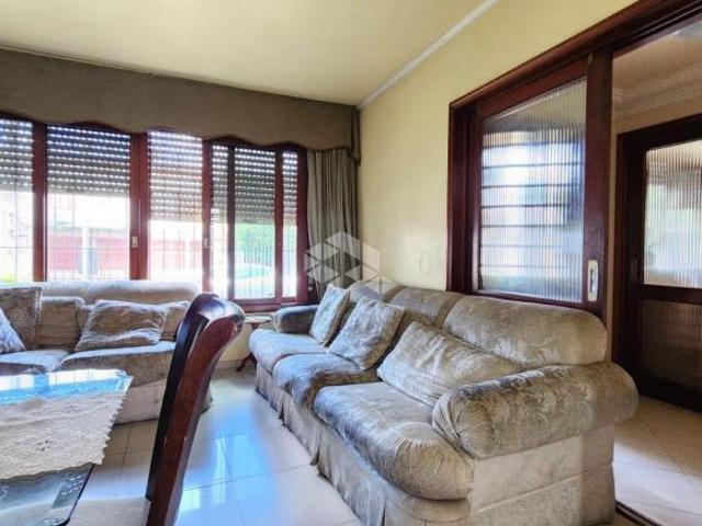 Casa com 3 quartos, suíte, salas, vagas de garagem, 191m² no Jardim Lindóia em Porto Alegre