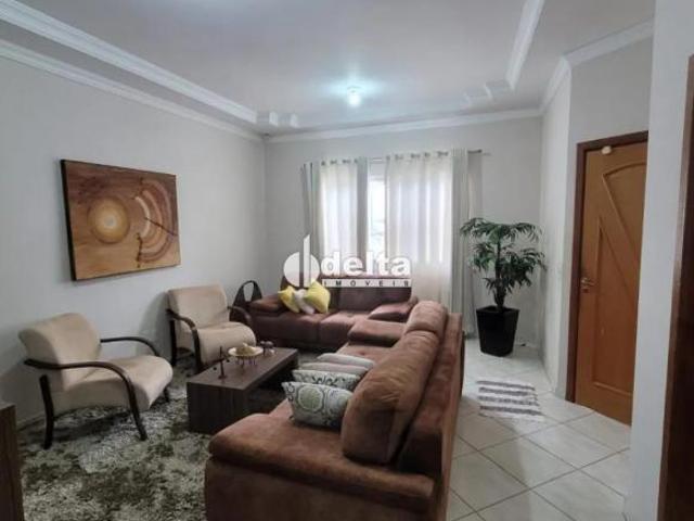 Casa com 3 quartos suítes disponível para venda no bairro Cidade Jardim Uberlândia MG