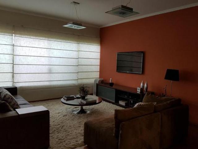 Casa com 3 Quartos para Venda, 240m², por R$ 690.000,00