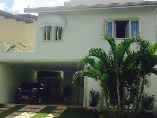 Casa com 3 Quartos para Venda, 250m², por R$ 530.000,00