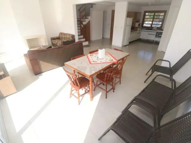 Casa com 3 Quartos para alugar, 147m² Laranjal