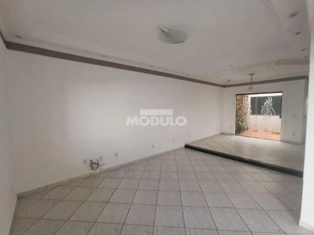 Casa com 3 Quartos para alugar, 187m² Jardim Karaíba