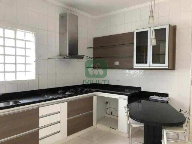 Casa com 3 Quartos para alugar, 248m² Jardim Karaíba