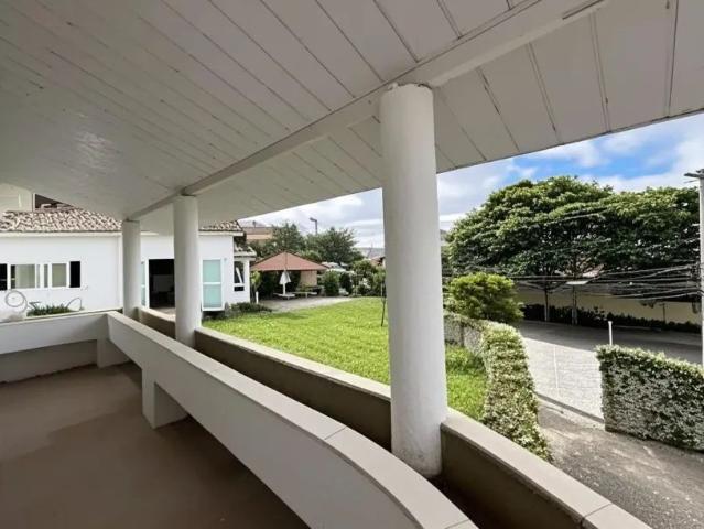 Casa com 3 Quartos para alugar, 330m² Estoril