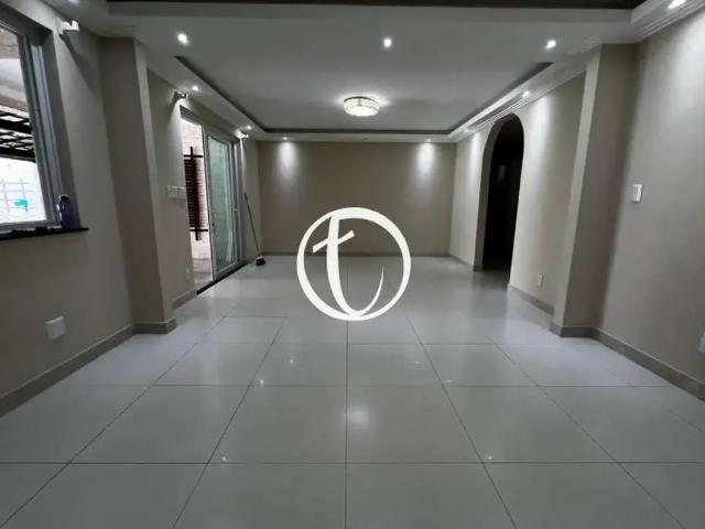 Casa com 3 quartos para alugar na Rua Manoel Galiza, 22, Piatã, Salvador
