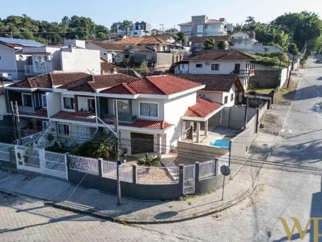 Casa com 3 quartos para alugar na Rua Guararapes, 515, Floresta, Joinville