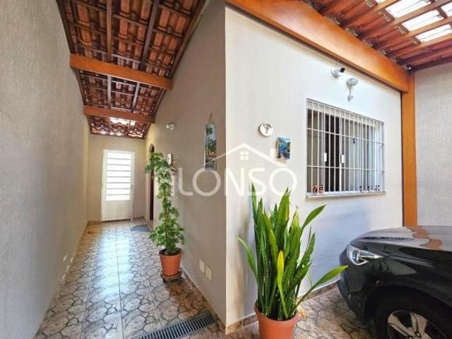 CASA COM 3 QUARTOS PERTO DO METRÔ VILA SÔNIA!