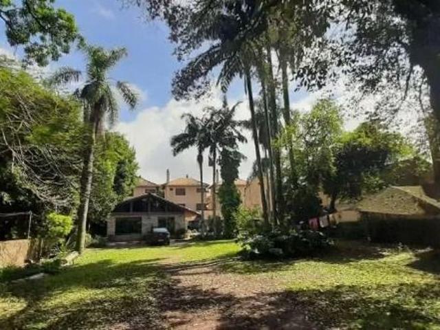 Casa com 3 quartos, piscina e amplo patio!