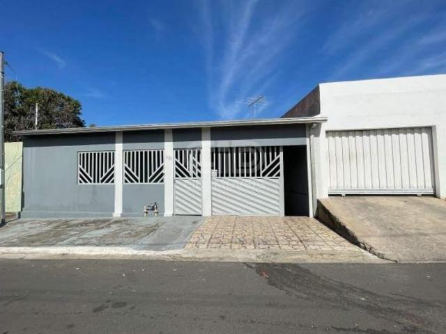 Casa com 3 quartos, próxima a Av. da FEB