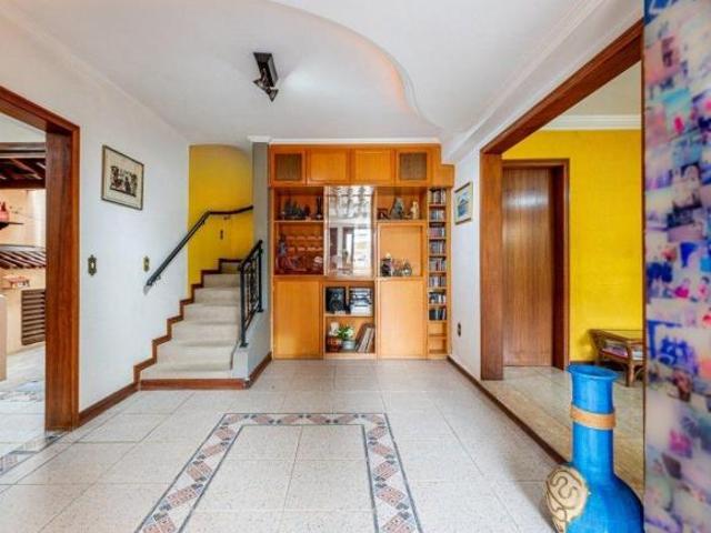 Casa com 3 suítes, 4 vagas e pátio com piscina no Bairro Boa Vista