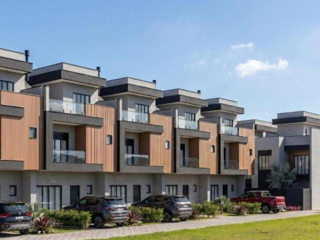 Casa com 3 Suítes, 190m² privativos em Condomínio no Água Verde