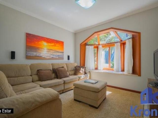 Casa com 3 suítes,1 suíte master com closet e hidro, escritório reversível p/ mais um dormitório