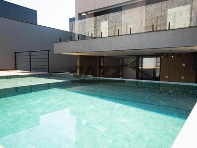 Casa com 3 suítes, 232 m² de área privativa, Localizada no condomínio no Eurovile II em Bragança