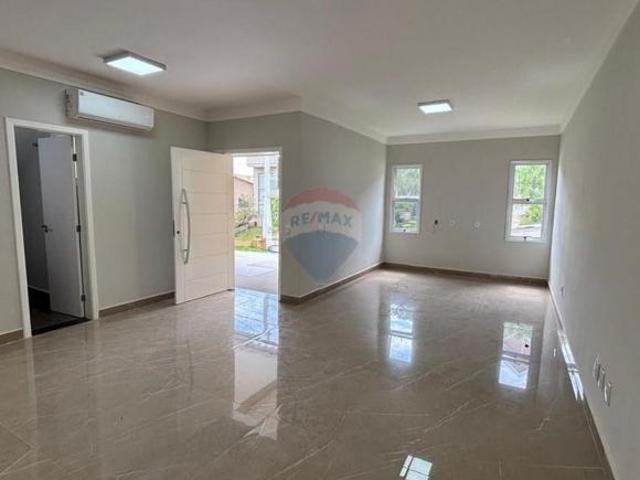 Casa com 3 suítes, varanda, área gourmet e piscina em condomínio fechado em Vinhedo SP