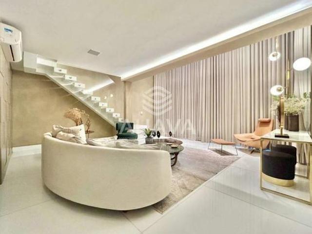 Casa com 3 Suítes à Venda, 277m²