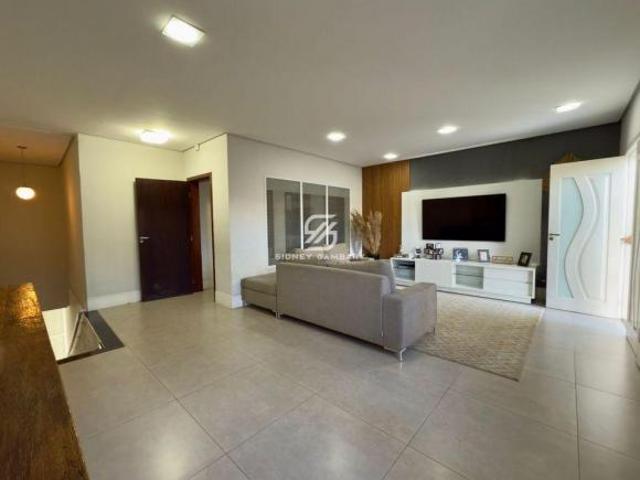 Casa com 3 suítes amplas e quintal com gramado no condomínio Belvedere