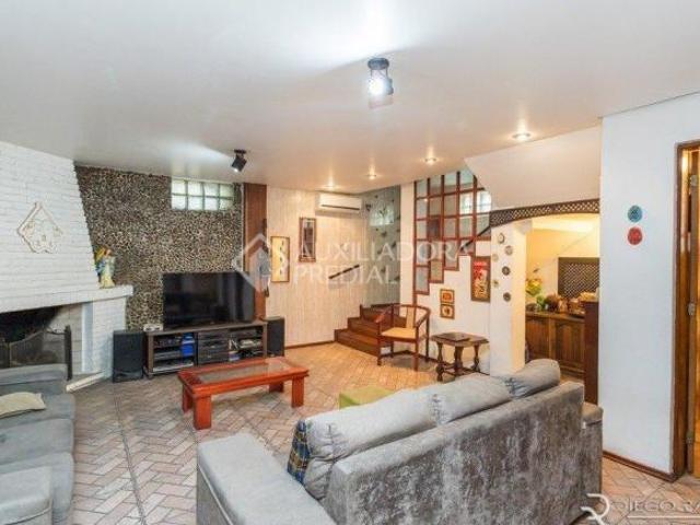 Casa com 3 suítes com 220m² no bairro Medianeira