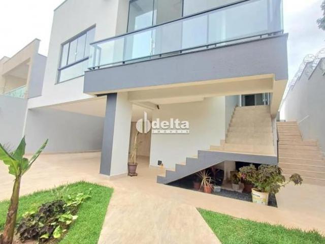Casa com 3 suítes disponível para venda no bairro Jardim Karaíba em Uberlândia MG