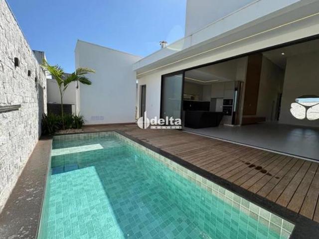 Casa com 3 suítes disponível para venda no bairro Laranjeiras em Uberlândia MG