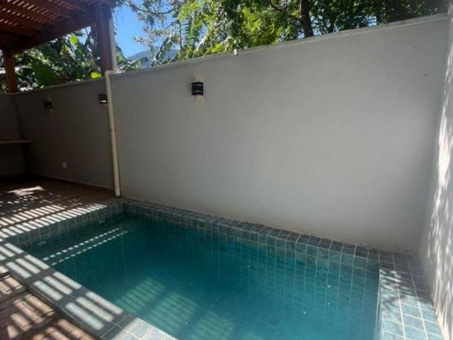Casa com 3 suítes e área gourmet privativa com piscina